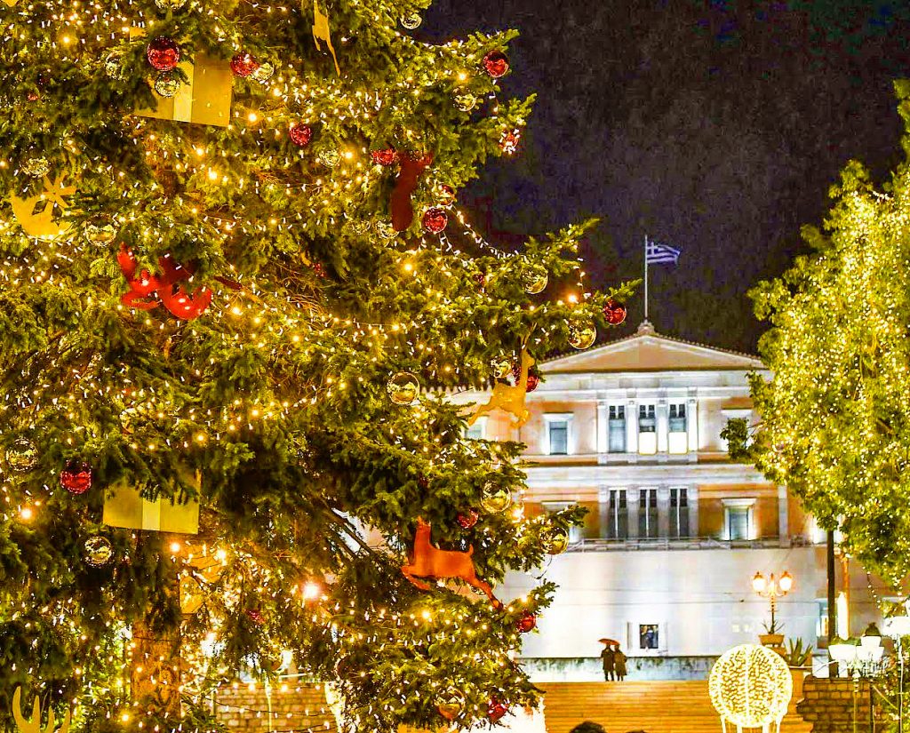 Ο ΧΡΙΣΤΟΥΓΕΝΝΙΑΤΙΚΟΣ ΔΙΑΚΟΣΜΟΣ ΤΗΣ ΠΛΑΤΕΙΑΣ ΣΥΝΤΑΓΜΑΤΟΣ ΤΩΝ ΑΘΗΝΩΝ της ...